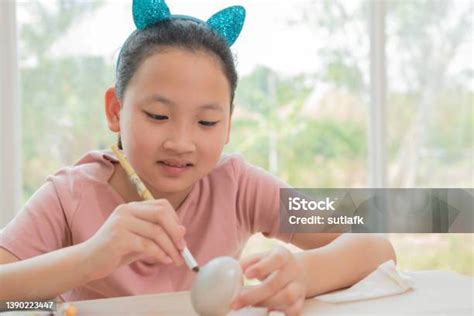 행복한 부활절 부활절 달걀을 그리는 아름다운 어린이 소녀 부활절을 준비하는 행복한 가족 부활절 날에 토끼 귀를 입고 귀여운 어린 소녀 8 9 살에 대한 스톡 사진 및 기타