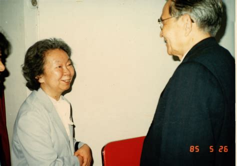 1985年5月26日胡寄南先生与著名科学家谢希德教授合影
