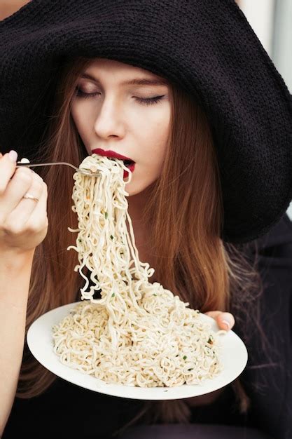 Una Mujer Hermosa Comiendo Fideos Foto Premium