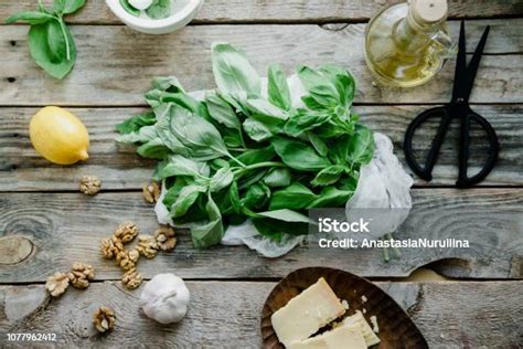 바 질 페스토 재료 나무 배경입니다 상위 뷰 구성 제조 법 Flatlay 마늘에 대한 스톡 사진 및 기타 이미지 마늘 바질 호두 Istock