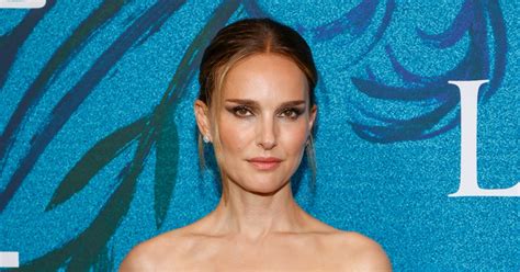 Natalie Portmans Lingerie Lbd Does Naked Dressing The Black Swan Way