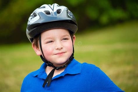 De Fietshelm Van De Jongen Stock Foto Image Of Kinderen 25876794