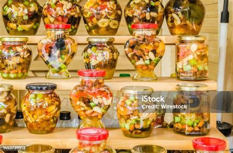 สามารถวางขวดบนพื้นผิวไม้ในร้านได้ ภาพสต็อก ดาวน์โหลดรูปภาพตอนนี้ กระป๋อง ตู้บรรจุสินค้า