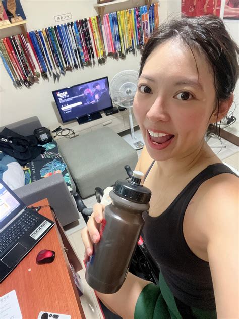 外面狂風暴雨，鐵門轟轟隆隆， 踩個台壓壓驚！ 請大家不要隨便出門，超可怕的⋯