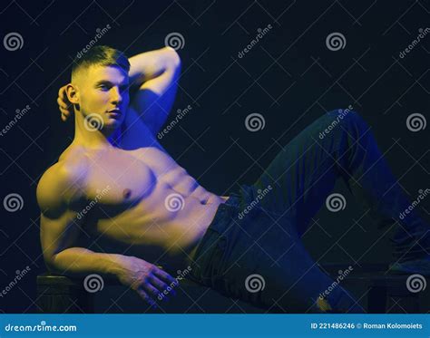 Sexualidade Brutal E Sexy Homem Deitado Na Mesa Muscular Homem De Seis Matizes Mostra Corpo