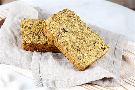 어두운 나무 배경에 베이컨과 달걀을 곁들인 구운 토스트를 가까이서 볼 수 있습니다 공간을 복사합니다 아침 식사에 대 한 음식 포로 맨 위 보기 0명에 대한 스톡 사진 및