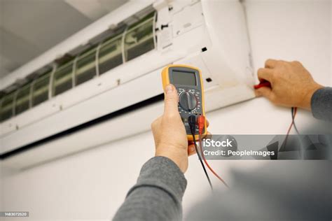 에어컨 유지 보수 손 및 건축 벽 및 기술자가 있는 전압계 Ac 수리 전문 Hvac 전문가 및 디지털 판독 분석 또는 엔지니어링 서비스를 제공하는 핸디맨 멀티미터에 대한