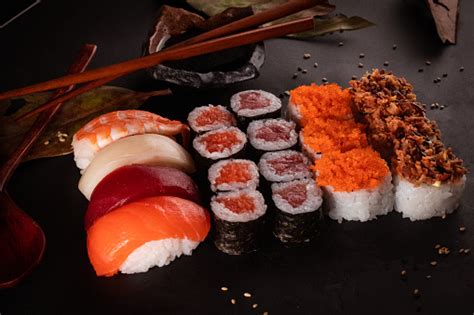 일본 음식 스시 콤보 검은 배경의 맛있는 일본 음식 동양 및 아시아 음식 레스토랑을위한 간장 한 그릇으로 장식 동양 및 아시아 음식 레스토랑에 대한 배경 및 이미지 0명에