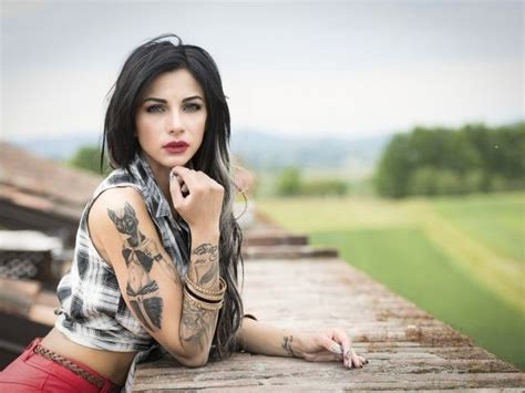 Девушка брюнетка с татуировкой кошки на плече обои для рабочего стола картинки фото