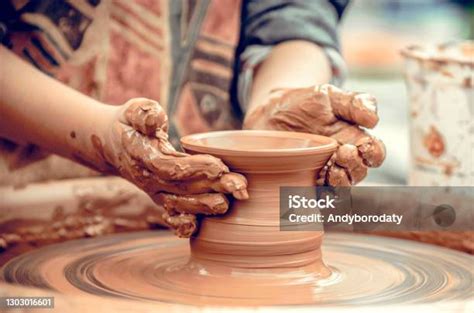 직장에서 도공의 손 도자기 바퀴에 세라믹 머그잔을 만드는 도자기 공예에 대한 스톡 사진 및 기타 이미지 공예 공휴일 기술