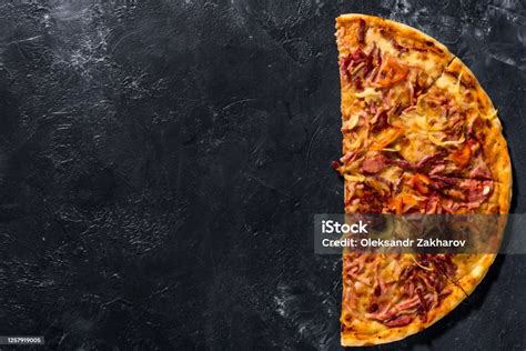향기로운 이탈리아 피자 맛있는 이탈리아 피자 버섯 토마토 치즈 양파 고추 소금 바질 어두운 콘크리트 배경에 올리브를 요리하기위한