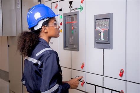 전기 젊은 아시아 여성 엔지니어는 유지 보수 캐비닛 시스템을 전기로 검사하고 산업 공장 기술자 또는 전기 기술자 검사 전력 분배의 제어실에서 태블릿을 사용합니다 검사 보기에