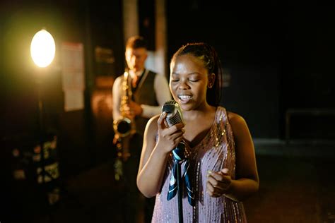 가수 공연 공연 예술 나이트클럽 남자 노래 노래하는 라이브 쇼 라이브 음악 라이브 이벤트 마이크 스탠드 마이크로폰 목소리 무대 조명 뮤지션 뮤지컬