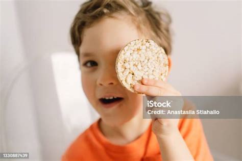 귀여운 어린 소년은 바삭바삭한 빵을 먹는다 효모 바삭바삭한 빵이 없습니다 건강한 라이프스타일과 영양 컨셉 4 5세에 대한 스톡 사진 및 기타 이미지 Istock