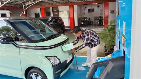 Hadirnya SPKLU Di PLN Kudus Buat Mashadi Senang Isi Baterai Mobil Bisa