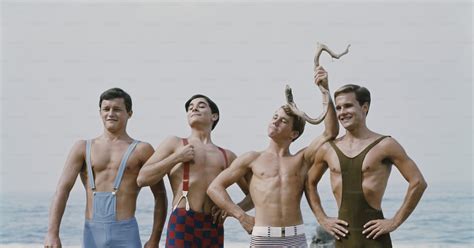 해변에서 나란히 서 있는 한 무리의 남자들 사진 Unsplash의 성인 이미지