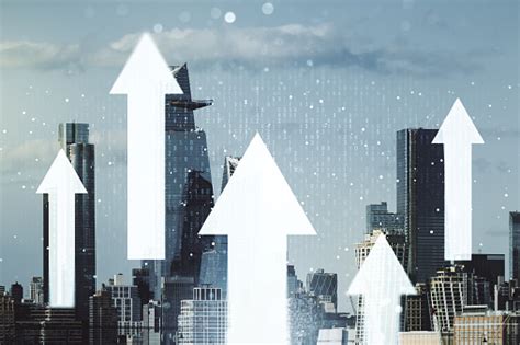 뉴욕시 고층 빌딩 배경에 추상적 인 가상 위쪽 화살표 홀로그램의 이중 노출 야망과 도전 개념 0명에 대한 스톡 사진 및 기타