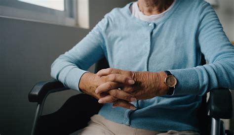 노인 여성 휠체어 및 우울증 보험 및 주름으로 은퇴 한 손 알츠하이머 치매 또는 외로운 요양원에 있는 아픈 노인 또는 장애가 있는 환자 70 79세에 대한 스톡 사진 및