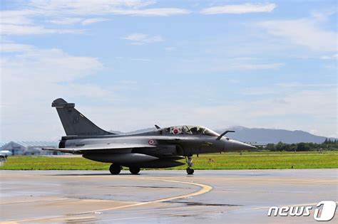 [르포] 한·프랑스 전투기 편대 佛참전용사 잠든 유엔공원 상공에 뉴스1