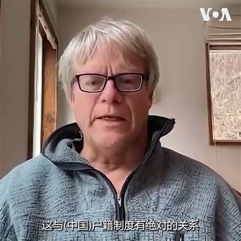 美国之音中文网 On Twitter 中国颁布 清退令”后，60岁以上男性等超龄农民工都被禁止从事建筑施工作业，使得许多人被迫在城市边缘打