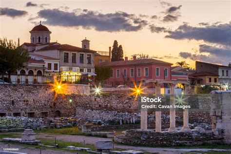 그리스 아테네의 플라카 구시가지에 있는 하드리아누스 도서관 유적 0명에 대한 스톡 사진 및 기타 이미지 0명 건축 고대의 Istock