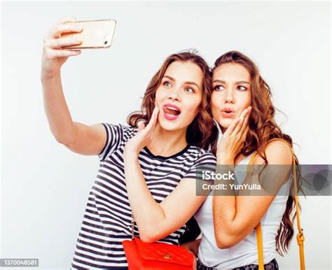 두 가장 친한 친구 십대 소녀 함께 재미 흰색 배경에 감정을 포즈 행복 미소 셀카 만들기 라이프 스타일 사람들 개념 셀카에 대한