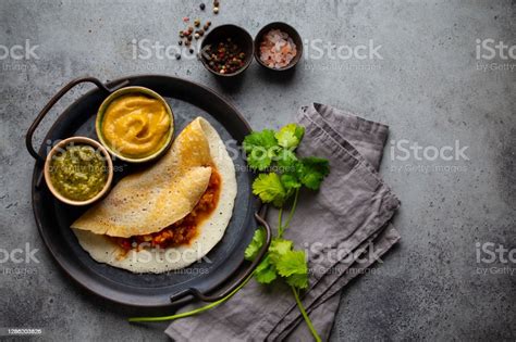 전통적인 인도 쌀 팬케이크 도사 야채 삼바 충전 금속 판에 처트니를 찍어 돌 배경 테이블 인도 남부의 빠른 식사 또는 채식 스낵 최고 전망 고수에 대한 스톡 사진 및 기타