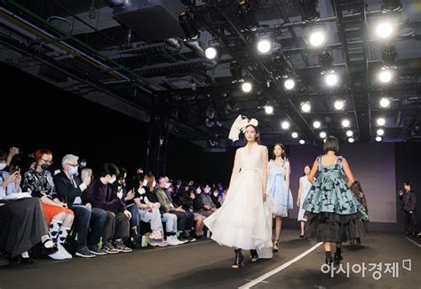 [포토]런웨이 걷는 모델들 아시아경제