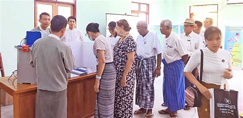 ရန်ကုန်တိုင်းဒေသကြီးနယ်မြေ မဲဆန္ဒရှင်ပြည်သူများ မြန်မာအီလက်ထရောနစ် မဲပေးစက်ဖြင့် လက်တွေ့ စမ်းသပ