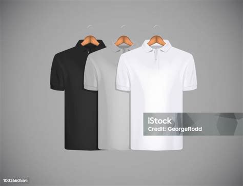 광고에 대 한 남자의 슬림 피팅 짧은 소매 폴로 셔츠 검정 회색 및 흰색 폴로 셔츠 브랜드 나무 옷걸이 절연된 모형 디자인 서식