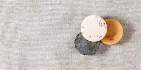 면 배경에 3개의 둥근 천연 수제 비누와 텍스트 복사 공간이 있습니다 포장없이 천연 재료로만 목욕의 제로 폐기물 개념 0에 대한 스톡 사진 및 기타 이미지 Istock