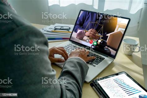 온라인 그룹 화상 회의 컴퓨터교사와 노트북 화상 통화 홈 화상 회의 응용 프로그램 채팅 통신에서 온라인으로 학습 2명에 대한 스톡 사진 및 기타 이미지 Istock