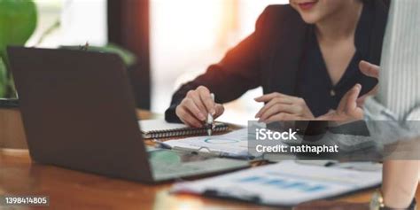 사업가 고문 두 명의 비즈니스 사람들이 말하고 사무실에서 태블릿에 대한 투자 및 마케팅을 분석 할 계획 2명에 대한 스톡 사진 및 기타 이미지 Istock