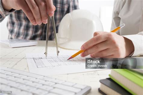 청사진 부동산 프로젝트에서 작업 하는 건축가 직장건축 프로젝트 청사진 눈금자 계산기 노트북 및 분배기 나침반 건축가 건축