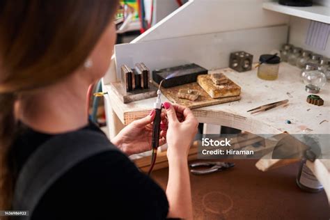 여성 손 및 보석 디자이너는 스튜디오 가정 작업장 또는 제조 공장에서 납땜 도구를 가지고 있습니다 보석 작업자 소방 장비 또는 제품용 횃불을 가진 창의적이거나 소규모 사업가