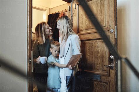 Lesbische Mütter Schauen Sich An Während Sie Mit Ihrem Sohn Vor Der