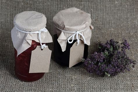 잼 항아리 종이로 덮여 꼬기로 묶여 끈에 공예 라벨을 걸어 채소와 향신료의 술 근처 리넨 거친 직물을 배경으로 건강한 식생활에 대한 스톡 사진 및 기타 이미지 Istock