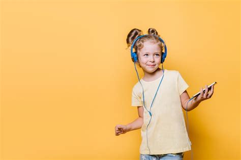 Fille Avec Des Couteurs Photo Gratuite
