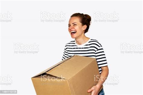 외딴 여자는 하얀 배경에 큰 골판지 상자를 손에 들고 움직이고 이주하는 개념을 가지고 있다 갈색 머리에 대한 스톡 사진 및 기타 이미지 Istock