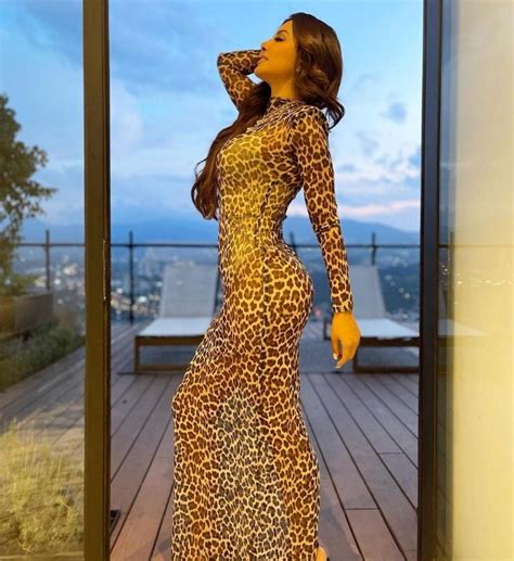 Aleida Núñez no se limita y presume sus curvas en Instagram con ajustado vestido animal print