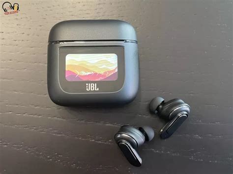 Trên tay nhanh Tai nghe JBL Tour Pro độc đáo với màn hình cảm ứng