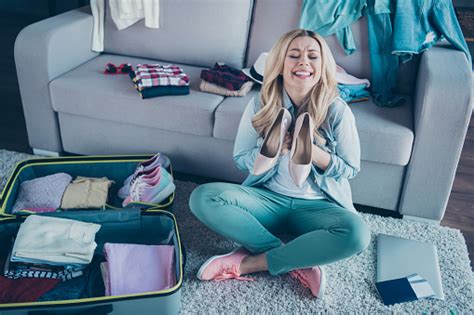 현대 산업 로프트 벽돌 스타일 인테리어 실내에서 공기 비행을위한 착용 옷장을 준비하는 바닥에 앉아 좋은 사랑스러운 쾌활한 쾌활한 쾌활한 활기찬 물결 모양의 소녀의 초상화