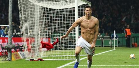 Lewandowski Se Empolga E Quase Faz Striptease Em Comemoração De Gol 25052019 Uol Esporte