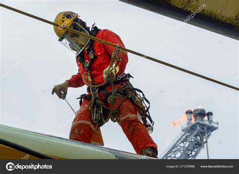 일하고 있습니다 호흡기 Ppe 착용하는 탈영병 가리개 신호탄 그림을 그리기 — 스톡 사진 © Karlstury 371376996