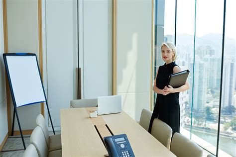 우아하게 옷을 입고 회의 자랑 Ceo의 길이 세로 직업 및 작업 과정 만족 현대 인테리어 사무실에서 회의 시작을 기다리는 회사의 여성 소유자 경영자에 대한 스톡 사진 및