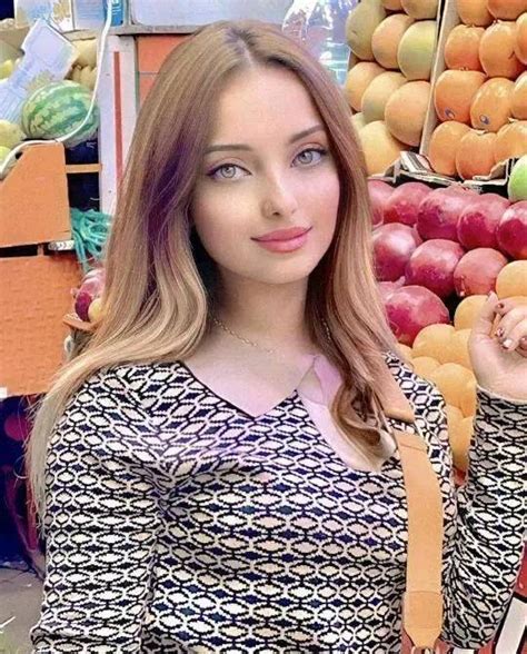 روائع فيه عريس متقدم لي بص عليها بطرف عينه ورفع حاجبه باستنكار نعم