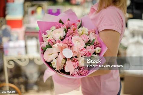 여 자가 들고 장미 라 및 다른 아름 다운 꽃으로 구성 된 부드러운 핑크 꽃 조성 가린 얼굴에 대한 스톡 사진 및 기타 이미지 가린 얼굴 개화기 결혼식 Istock