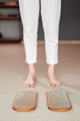 연습 전에 손톱으로 나무 Sadhu 보드 근처에 서있는 여자의 자른 정기적 인 연습을위한 요가 책상 신경 스트레스 해소 피로 흥분에 대한 감정적 건강한 생활방식에 대한 스톡