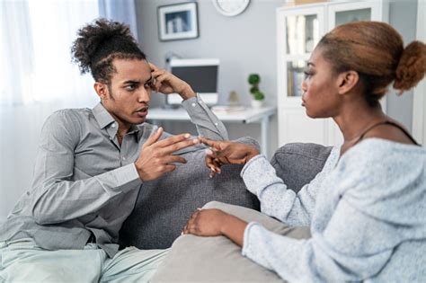 젊은 다인종 아프로 부부는 갈등을 겪고 소파에 앉아 서 논쟁하며 집에서 관계 문제를 겪고 있습니다 20 24세에 대한 스톡 사진 및 기타 이미지 Istock