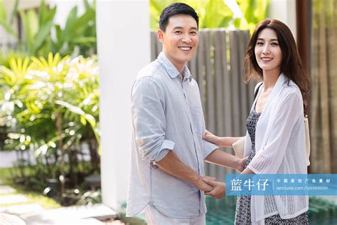 快乐的年轻情侣在庭院 蓝牛仔影像 中国原创广告影像素材